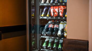 Máquina de vendas com diversos petiscos e bebidas.