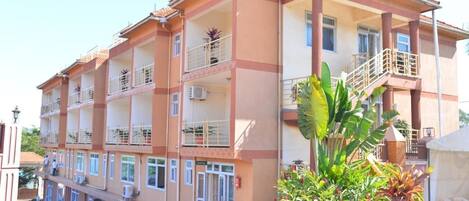 1 quarto, secretária, secretária adequada para computadores portáteis