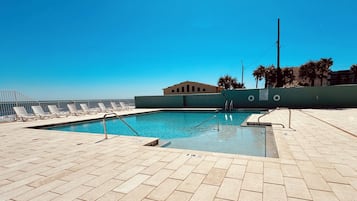 Piscina externa, funciona das 8h às 21h, espreguiçadeiras