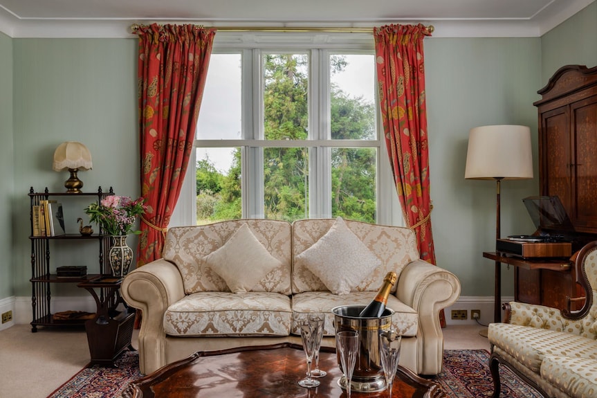 Tay River House - Seven Bedroom Villa, Sleeps 13 - Aberfeldy