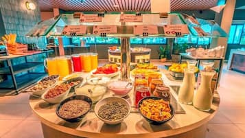 Pequeno-almoço tipo buffet diário mediante uma taxa