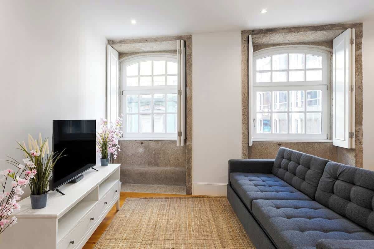 Modern & Trendy Flat By Hostwise - São Bento