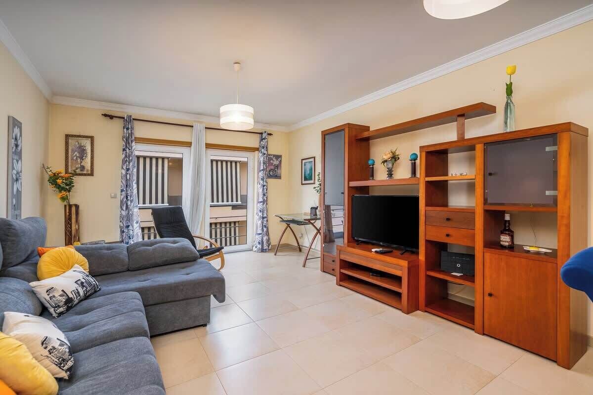 Bright & Spacious Flat By Hostwise - Monte Gordo