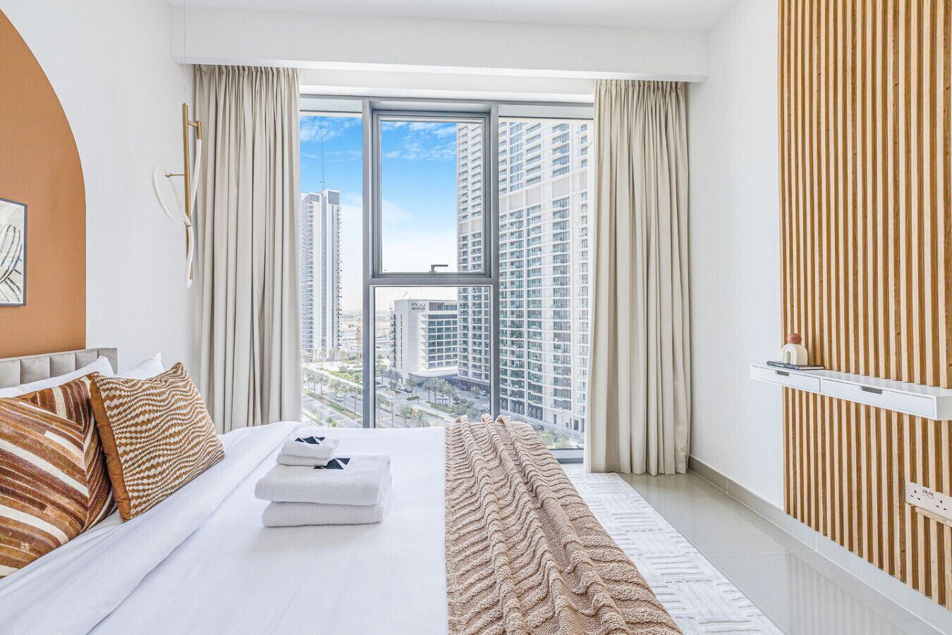 Large 1br With Gym & Pool In Iconic Tower - Dubai