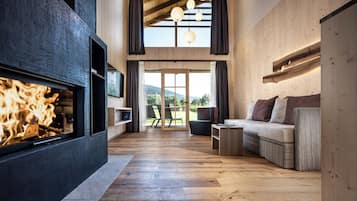Chalé Deluxe, vista para a montanha | Sala de estar | Brinquedos