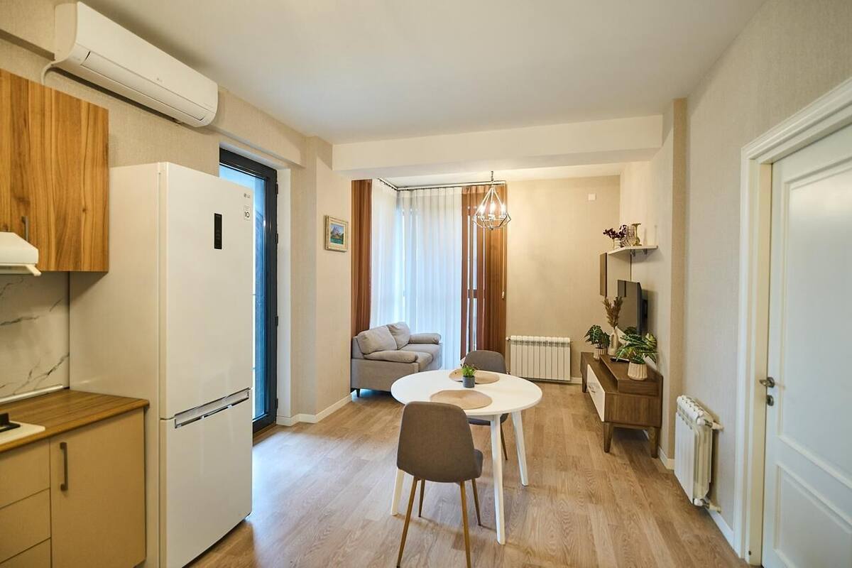 Um espaço compacto com cozinha, sala de jantar e área de estar.