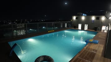Piscina no piso superior