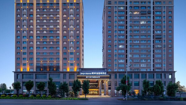 Um hotel imponente com vários andares e uma entrada destacada.