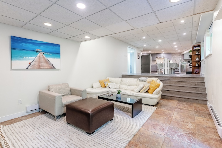 Spacious Creekside Family Home In North Van - 웨스트밴쿠버