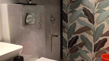 Quarto casal ou duplo luxo, sacada, vista para a cidade | Banheiro | Chuveiro, produtos de toalete grátis, secador de cabelo