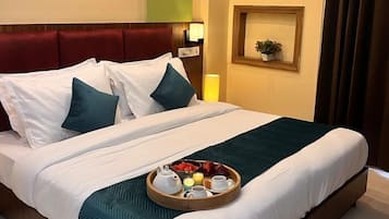 Quarto solteiro luxo, sacada | Escrivaninha, espaço de trabalho para notebook, Wi-Fi de cortesia