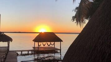 Na praia, praia de areia branca, toalhas de praia, massagens na praia