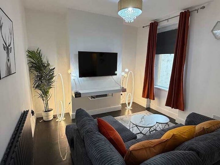 Large Cardiff House + Free Parking, Near City Centre - Cardiff