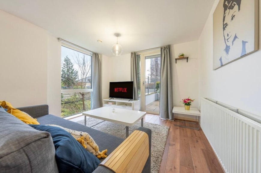 2 Bedroom 2 Bathroom Bright Modern Apartment Free Parking & Free Gym Access Wifi - Londra