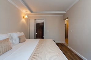Apartamento Familiar, vista para o jardim | Roupa de alta qualidade, cofre no quarto, secretária 