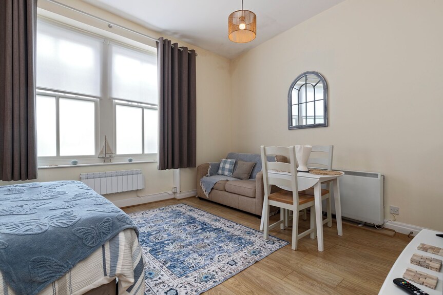 Tenby Studio Apartment - Stroll To Beach And Town - Tenby