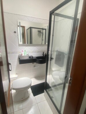 Quarto Clássico com Cama de Casal | Casa de banho | Um polibã, artigos de higiene pessoal grátis, um secador de cabelo 