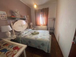 Quarto Clássico com Cama de Casal | Ferro/tábua de engomar, Wi-fi grátis 