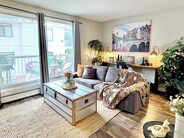 Stylish Downtown Condo Near Rogers Place | Parking, Gym, Balcony & Kitchen - Alberta
