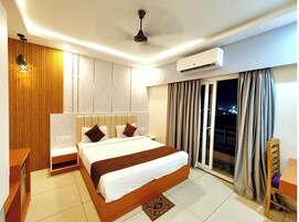 Quarto casal luxo, várias camas | Cofres nos quartos, Wi-Fi de cortesia, roupa de cama