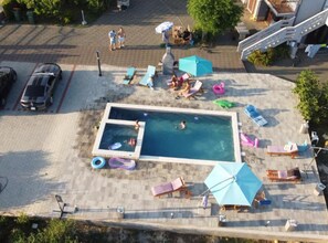 3 piscinas exteriores, guarda-sóis, espreguiçadeiras 