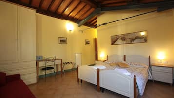 Quarto casal ou duplo superior, vista para a colina | Escrivaninha, Wi-Fi de cortesia