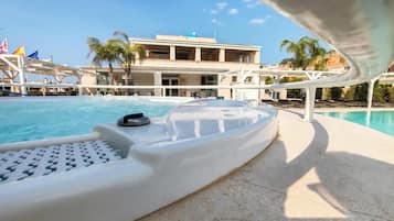 Apartamento família, vários quartos (Pino 3 - 3 bedrooms Near The Sea) | Piscina | Piscina externa sazonal