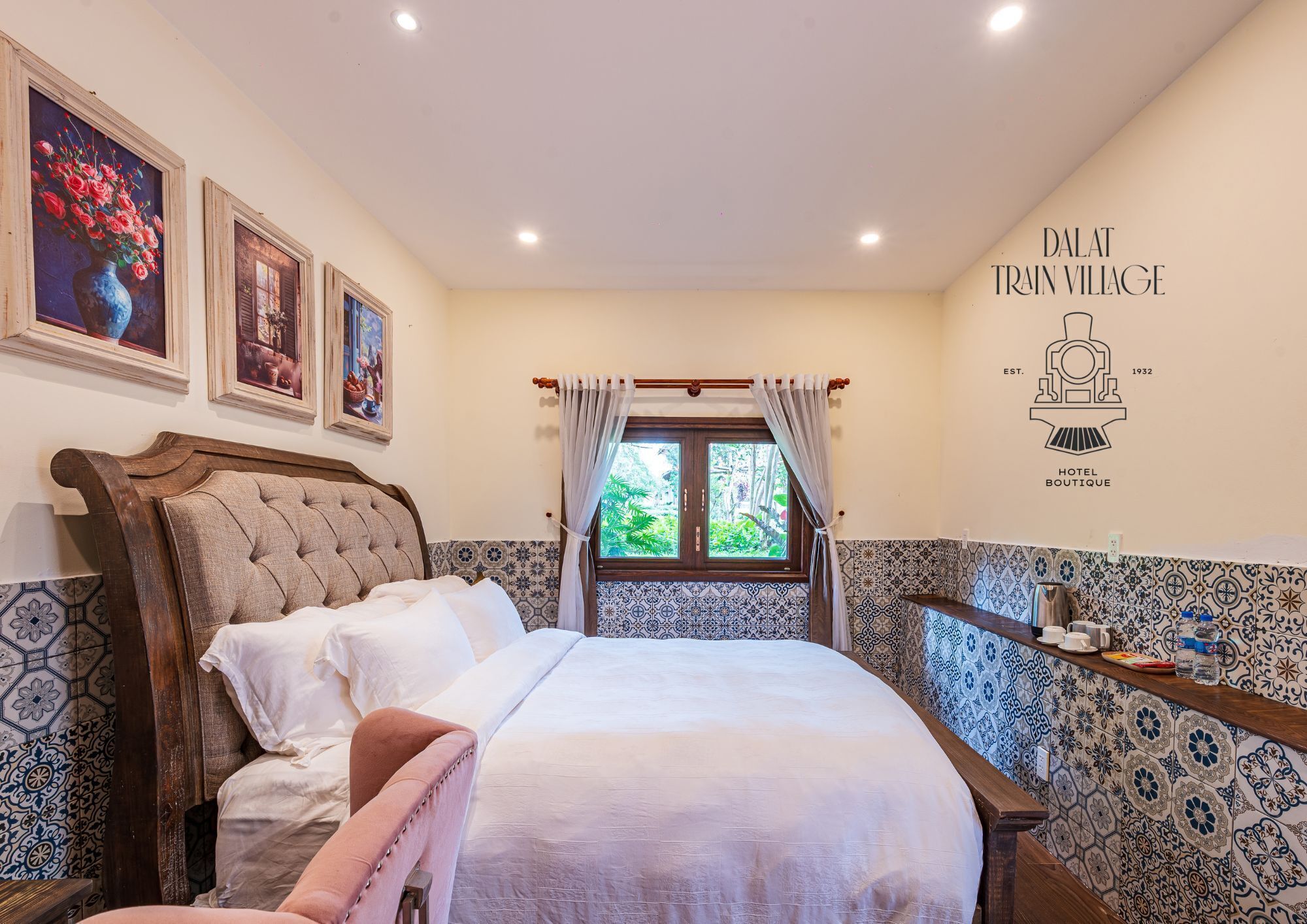 Quarto casal luxo, vista para o jardim | Roupas de cama premium, cortinas blackout, Wi-Fi de cortesia