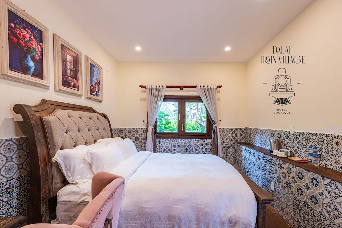 Quarto casal luxo, vista para o jardim | Roupas de cama premium, cortinas blackout, Wi-Fi de cortesia