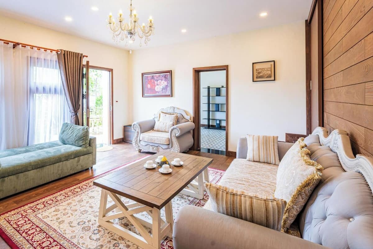 Uma sala de estar com sofá, poltrona e mesa de centro.