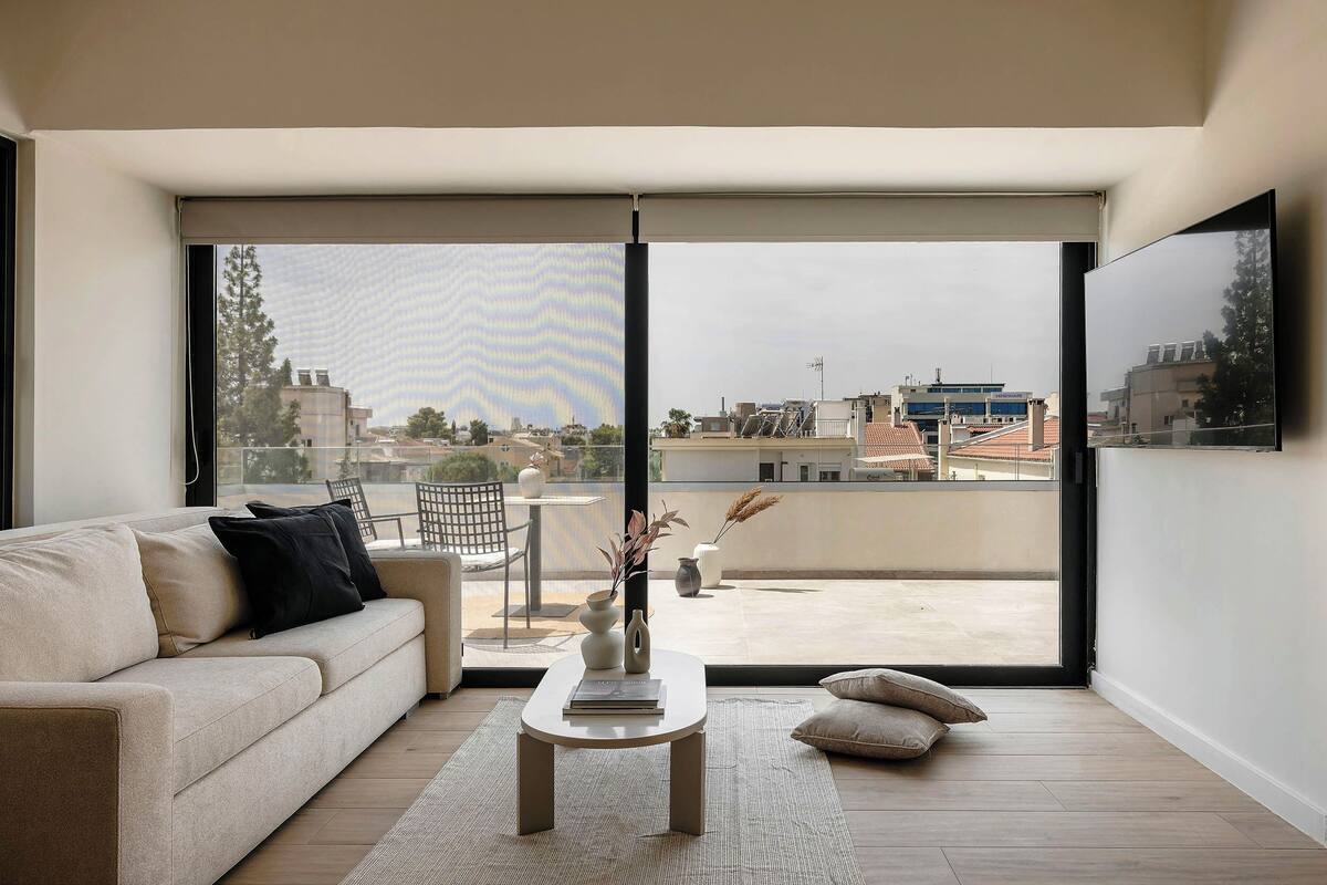 Superior Apartment, 1 Bedroom, City View, with Terrace | Sala de estar | Televisor LED de 55 polegadas com canais digitais 