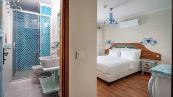 Quarto Superior, varanda, vista para o mar | Minibar, Wi-fi grátis, roupa de cama fornecida