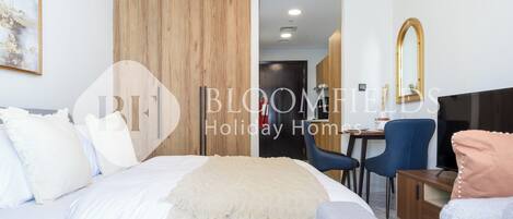 Estúdio Deluxe, varanda, Vista para a cidade | Cofre no quarto, ferro/tábua de engomar, Wi-fi grátis