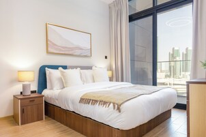 Apartamento, 1 quarto, sacada, vista para a cidade | Cofres nos quartos, ferros/tábuas de passar roupa, Wi-Fi de cortesia