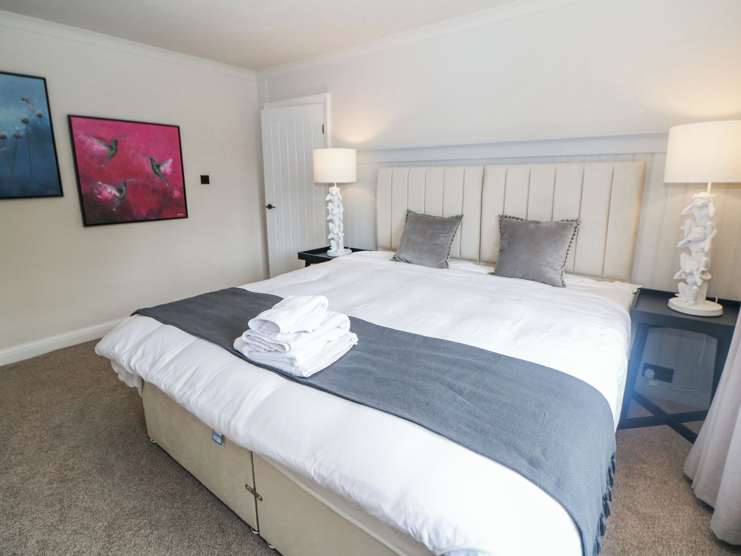 3 quartos, com decoração personalizada, com mobília individualizada 