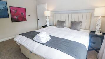 3 quartos, com decoração personalizada, com mobília individualizada