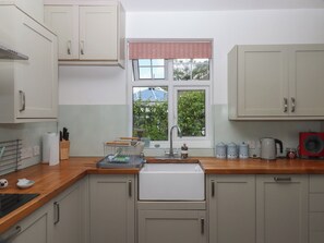 Uma máquina de lavar louça, utensílios de cozinha
