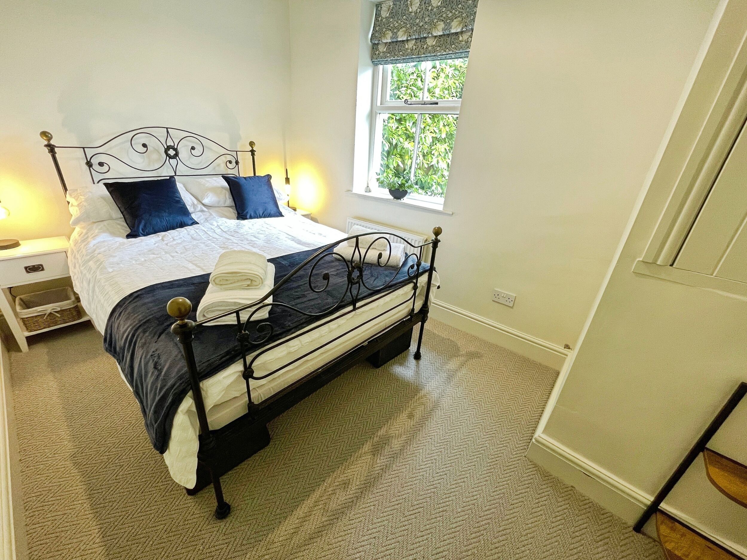 2 quartos, com decoração personalizada, com mobília individualizada 