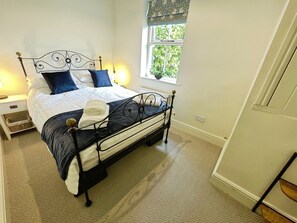 2 quartos, individualmente decorados, individualmente mobiliados