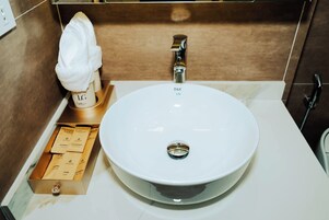 Quarto Familiar | Casa de banho | Um polibã, um secador de cabelo, toalhas fornecidas, sabão 