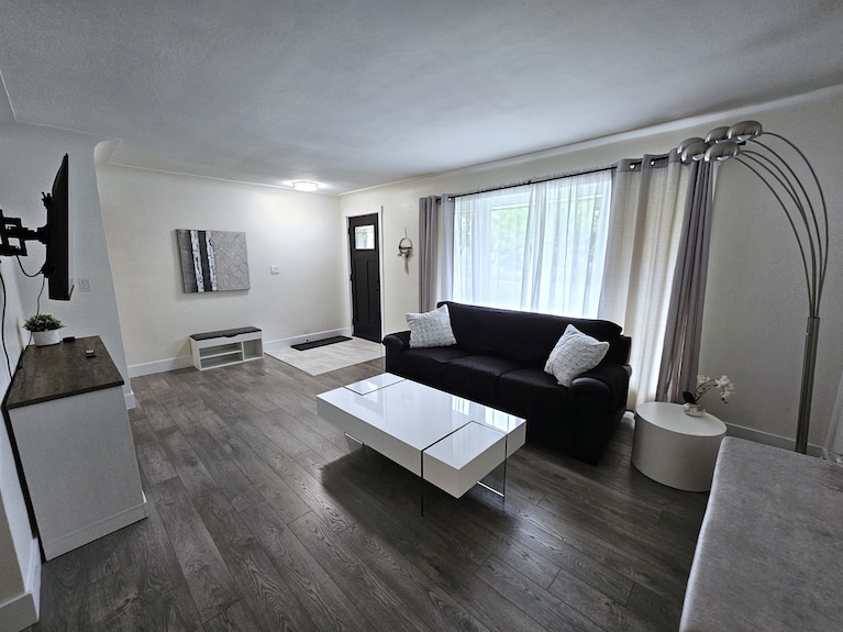 Beautiful Kingston House - 5 Bedrooms, 2 Full Bathrooms, 2 Kitchens - Kingston