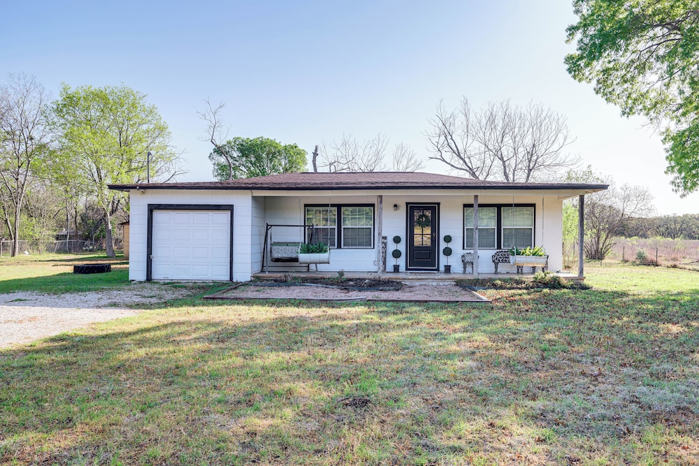 2 Mi To Landa Park: Farmhouse W/ Fire Pit! - New Braunfels, TX