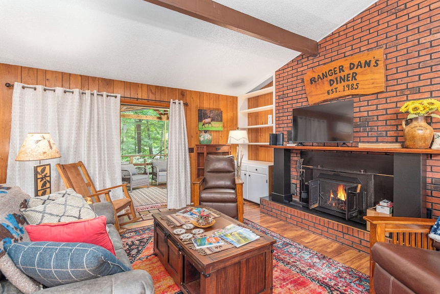 Rustic Maggie Valley 2 Bedroom Cabin And Private Creek - Sylva, NC