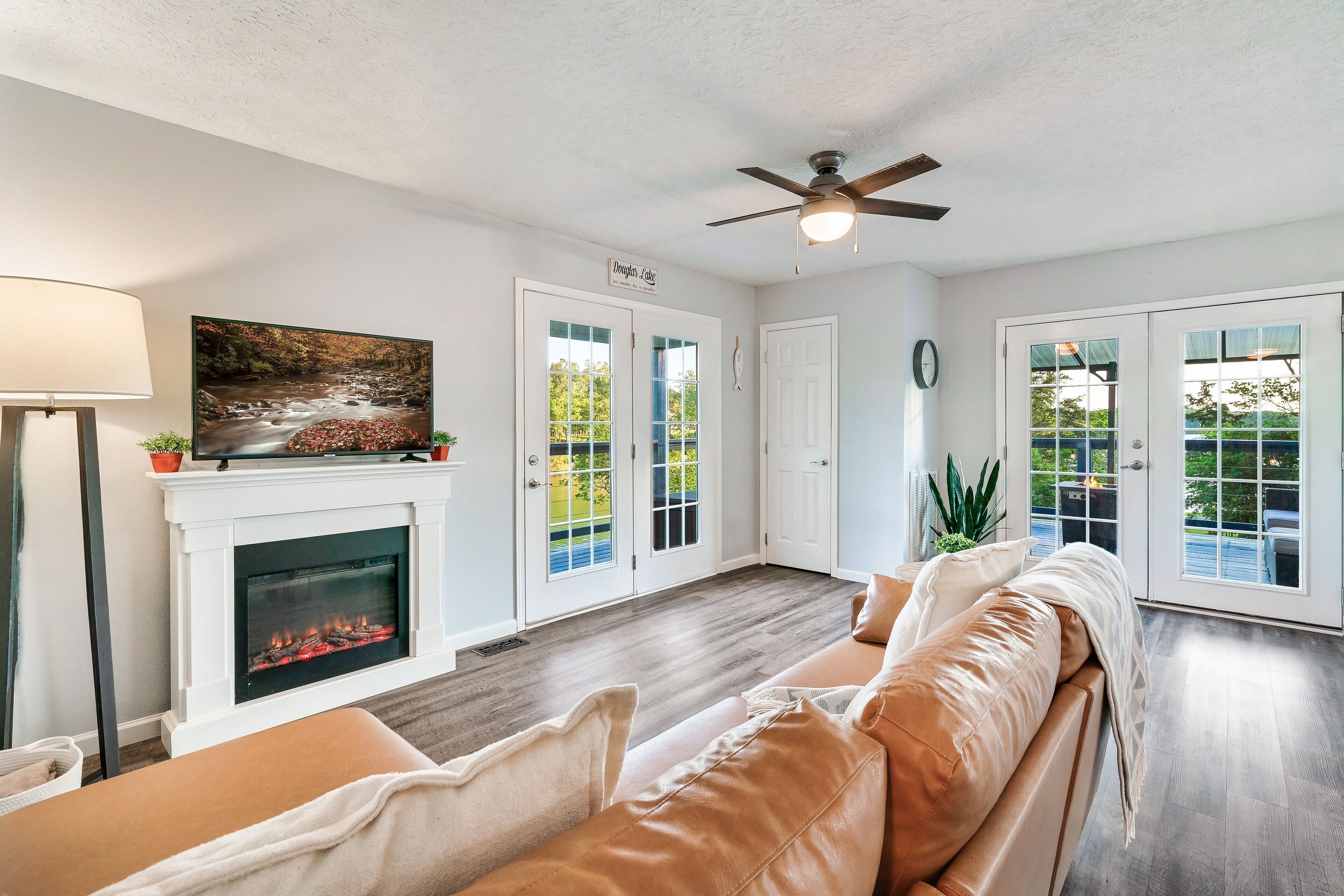 Epic Lakehouse! Mountain Views! Kayaks! Arcade! Hot Tub! Dock! Paddle Boards!! - 세비어빌