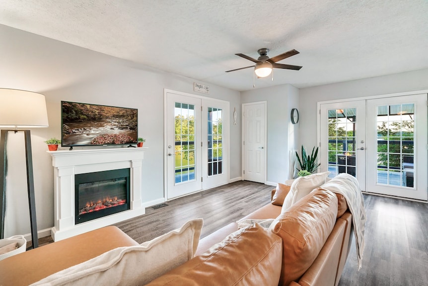 Epic Lakehouse! Mountain Views! Kayaks! Arcade! Hot Tub! Dock! Paddle Boards!! - 세비어빌