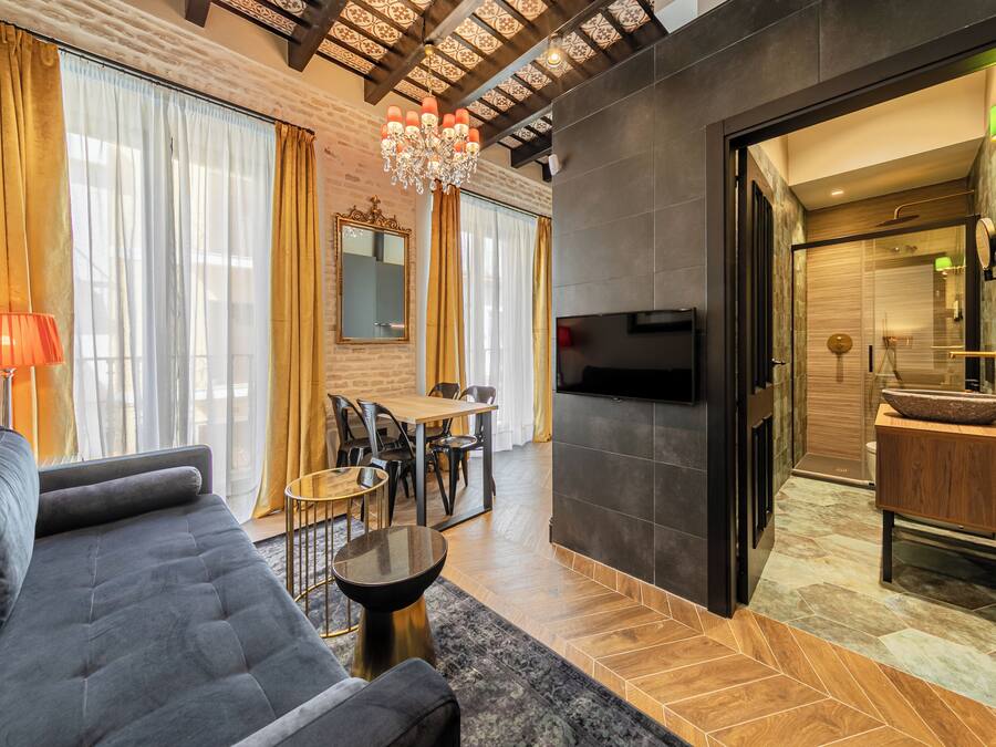 Apartamento Deluxe, 1 quarto | Sala de estar | Smart TV de 55 polegadas com canais por cabo, piso aquecido