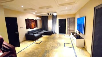 Quarto Familiar, varanda, Vista para a cidade | Sala de estar