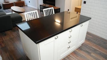 Apartamento, Vista para a cidade | Cozinha privada | Um frigorífico, um micro-ondas, um forno, uma placa de cozinha