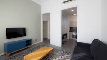 Apartamento (1 Bedroom) | Sala de estar | TV 35 polegadas com canais digitais