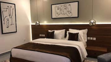 Quarto Deluxe, varanda, Vista para a cidade | Secretária, secretária adequada para computadores portáteis